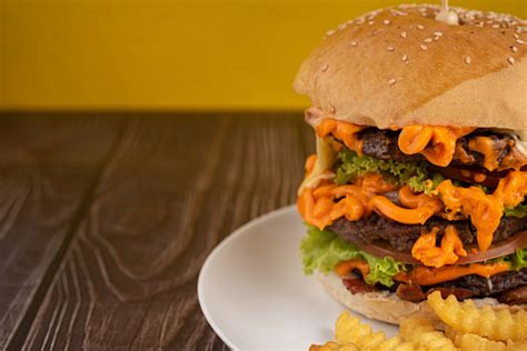 แซนด์วิชสไตล์สแน็ค X สลัดกับแฮมเบอร์เกอร์และเชดดาร์ ภาพสต็อก ดาวน์โหลดรูปภาพตอนนี้ Istock