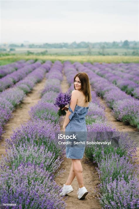 라벤더 꽃밭에 서 있는 소녀 아름다운 여자가 라벤더 밭을 걷는다 꽃 빈터 여름 자연을 즐기십시오 천연 화장품 개념입니다 여성은 라벤더를 수집합니다 뒷모습 25 29세에 대한