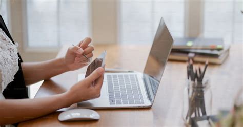 노트북 컴퓨터로 프로젝트를 진행하는 동안 스마트폰을 사용하는 젊은 사업가의 잘린 보기 사진 Unsplash의 휴대폰 이미지