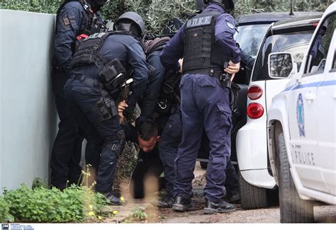 Έξι συλλήψεις και 15 προσαγωγές από επιχείρηση της ΕΛΑΣ σε καταυλισμούς στη Δυτική Αττική