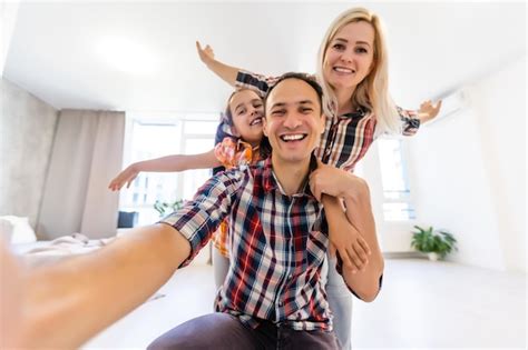 Familia Feliz En Casa Nueva El Día De La Mudanza Foto Premium