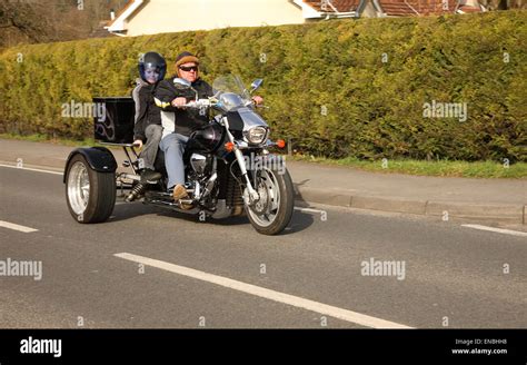 Tricycle à Moteur Avec Rider Et Passager Photo Stock Alamy