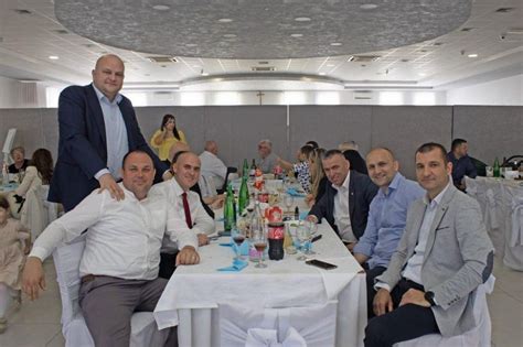 Josip Dabro Objavio Fotografiju S Obiteljske Proslave A Kad Tamo Ivan Anušić Tportal