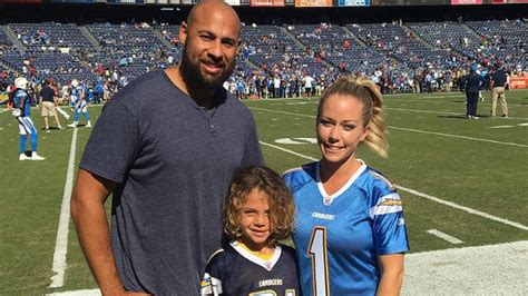 Kendra Wilkinson Blasts Moms Talking S About Her Son S Long Hair