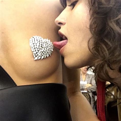 【画像】最近の女子のファッション、もはや乳首を隠してるだけ・・・ ポッカキットポッカキット