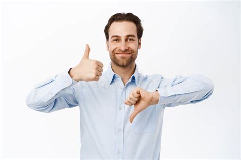 Bueno O Malo El Empresario Masculino Muestra Los Pulgares Hacia Arriba