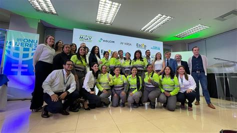 Mujeres al volante Cómo inscribirse en la escuela de transporte pesado