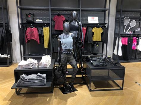 Training Nike | Mağaza vitrini, Butik, Raf