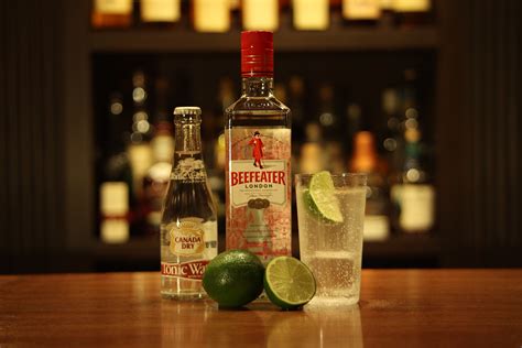 このカクテル、こだわるバーテンダー多いですね ジントニック Bar Alba