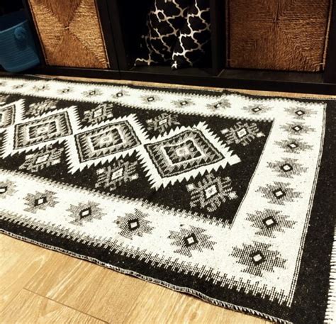 Covor Traditional Tesut Cu Doua Fete Dimensiunea 80x200cm Negru Si