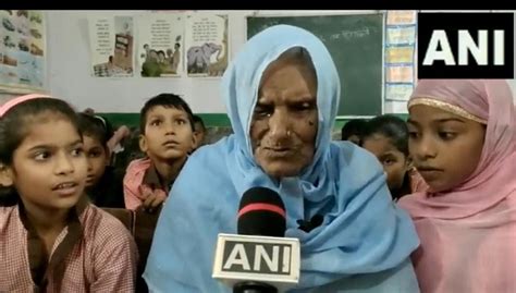 Aos 92 Anos Indiana Frequenta A Escola Pela Primeira Vez E Aprende A