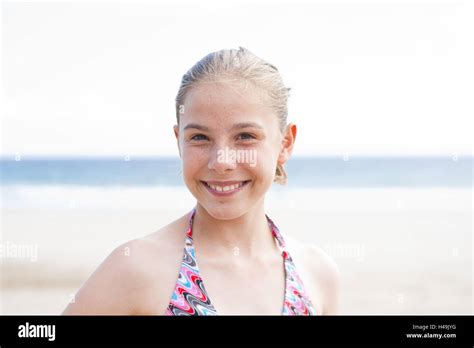 Mädchen Am Strand Porträt Stockfotografie Alamy