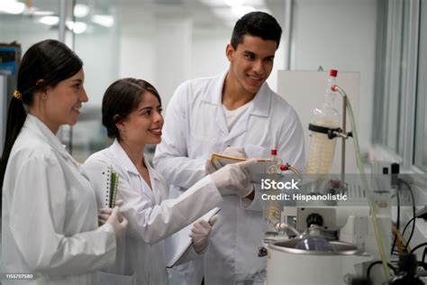 노트를 복용 하는 동안 대학 실험실에서 실험을 하 고 쾌활 한 학생 Stem 주제에 대한 스톡 사진 및 기타 이미지 Stem