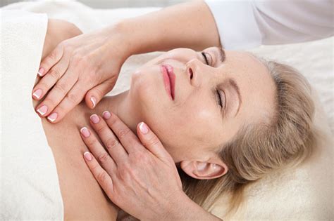스파 환경에서 아름 다운 여자의 초상화입니다 중간 세 여성 하기 얼굴 마사지에 A 스파 살롱 건강관리와 의술에 대한 스톡 사진