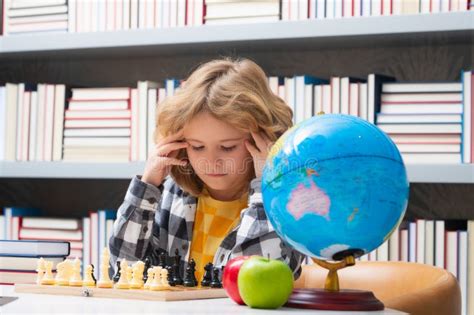 Niño Inteligente Concentrado Y Pensante Jugando Al Ajedrez Desarrollo