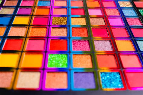 흰색 배경에 고립 된 화장품 미용 제품의 샘플과 견본으로 깨진 밝은 멀티 컬러 아이 섀도우의 플랫 레이 0명에 대한 스톡 사진 및 기타 이미지 Istock