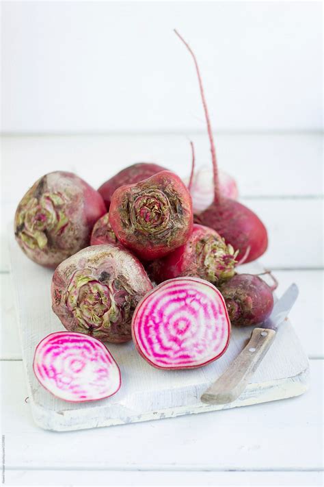 «candy Cane Beetroot De Stocksy Colaborador Noémi Hauser Stocksy