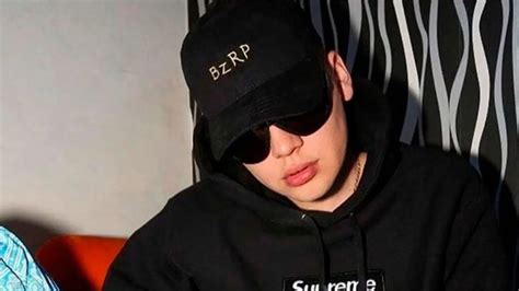 Bizarrap lanzó a la venta su gorra con un divertido anuncio