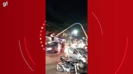 Policial sinais de embriaguez atinge dois carros e derruba semáforo