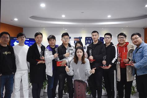 贰贰网络集团优秀员工颁奖结束期待与你共创未来