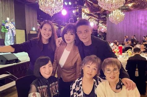 霍建华女儿近照曝光 4岁小海豚抱爸爸大腿画面温馨 搜狐大视野 搜狐新闻
