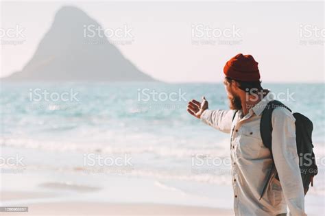 노르웨이 여름 여행 야외에서 건강한 라이프 스타일 어드벤처 휴가를 여행하는 바다 풍경 해변을 보여주는 남자 여행자 Mental