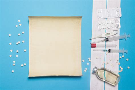 심근 경색 환자의 심전도 및 심혈관 질환 치료를위한 옵션 정제 양피지에 텍스트 공간이있는 파란색 배경의 주사기 0명에 대한 스톡