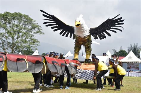 Atraksi Pertempuran Elang Kelabang Raksasa Meriahkan ESTI FEST Pemerintah Kabupaten
