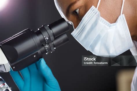 현미경으로 샘플을 분석하는 여성 실험실 기술의 낮은 각도 보기 40 44세에 대한 스톡 사진 및 기타 이미지 40 44세