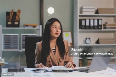 제품 책임 희소성 협상 제안서 광고 비용 모든 예산 이자율 배당금 수요 보수에 대한 광고 구매 방법을 다루는 흥분한 아시아 여성