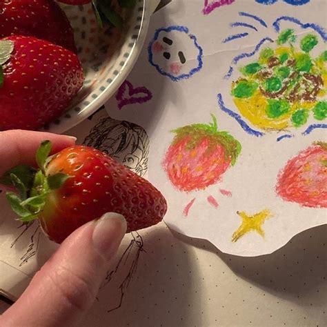 간단한 낙서 복숭아색 딸기