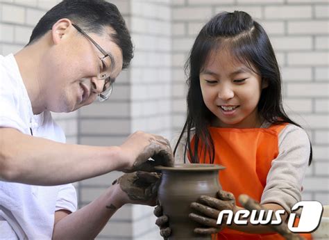 신기한 도자기 공예 체험 뉴스1