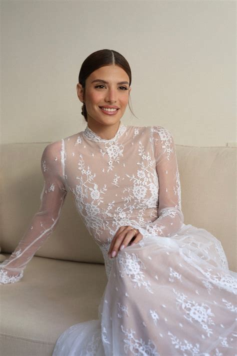 נוי בר התחתנה בשמלה צנועה ואז עברה לאחת רותחת Fashion Forward אופנה