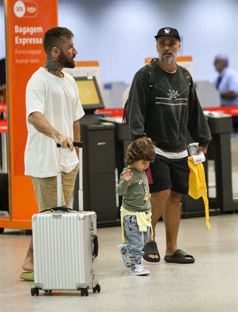 Filho caçula de Bruno Gagliasso esbanja fofura em viagem o pai
