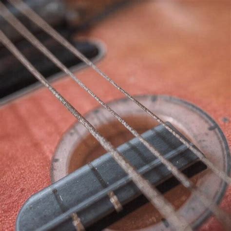 Jak wymienić struny w gitarze Przewodnik krok po kroku Inspirowanystyl pl