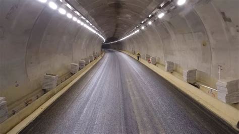 河百高速公路首座隧道顺利亮灯工作