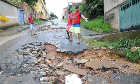 Crateras Abertas Pela Chuva Levam Perigo A Motoristas E Pedestres Nas