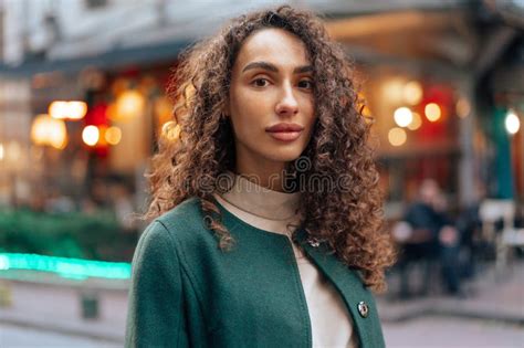 Bella Chica Parada En La Calle De La Foto De Retrato De Estambul Foto