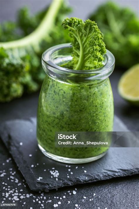 Delocious 케 Pesto 소스와 신선한 생 잎 케일에 대한 스톡 사진 및 기타 이미지 케일 페스토 소스 건강한