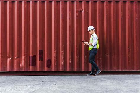 수출 및 수입을 위해 화물선에서 컨테이너 상자를 확인하기 위해 걷는 초상화 작업자 엔지니어 30 34세에 대한 스톡 사진 및 기타 이미지 30 34세 건설 산업