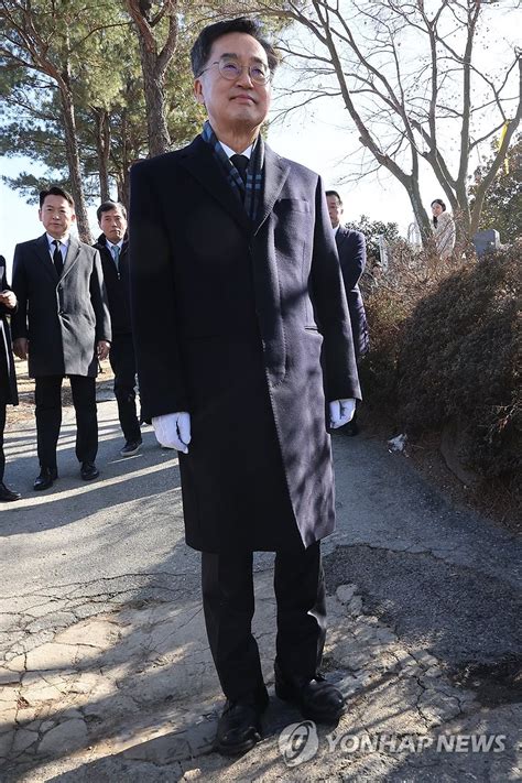 전두환 비석 밟는 김동연 경기도지사