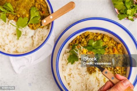 쌀 인도 요리 Tarka Dal 흰색 배경 평면도 렌즈콩 카레 채식주의 음식입니다 달 곁들이는 요리에 대한 스톡 사진 및 기타