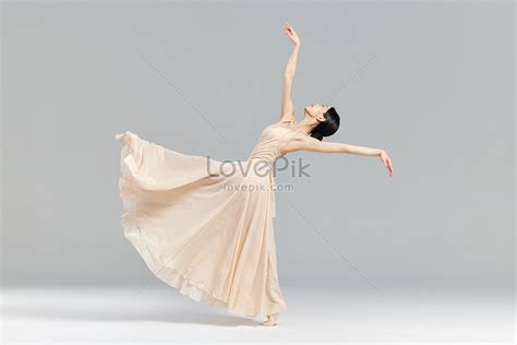 긴 치마를 춤추는 여성 댄서 사진 무료 다운로드 Lovepik