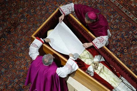 La Tumba De Benedicto Xvi Fue Abierta Al Público Infobae