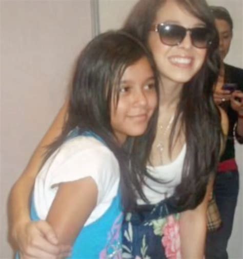 Danna Paola Recrea Foto De Hace 10 Años Con Una Fan Es La Moda