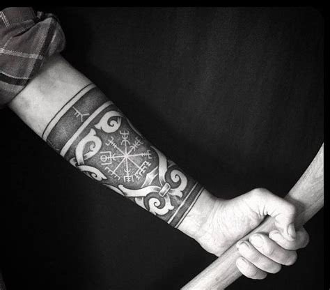 Wikinger Tattoo Am Unterarm Kompass Runen Armreifen Mann Wikinger