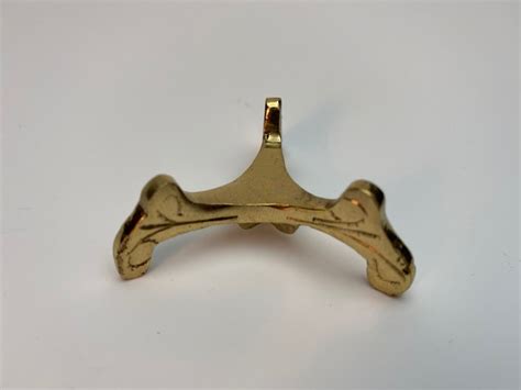 St902 Medium Brass Scroll Stand