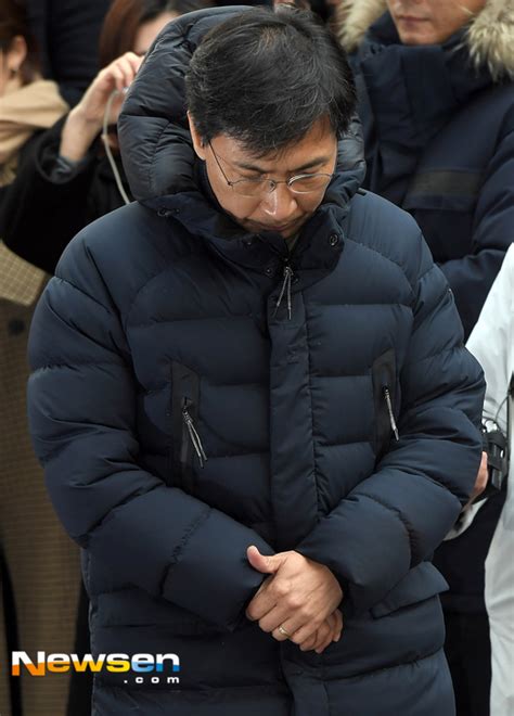 포토엔hd 고개숙인 안희정 전 충남도지사 손에 잡히는 뉴스 눈에 보이는 뉴스 뉴스엔