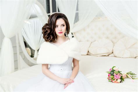 穿着豪华婚纱的漂亮新娘婚礼化妆和发型婚礼首饰素材 高清图片 摄影照片 寻图免费打包下载