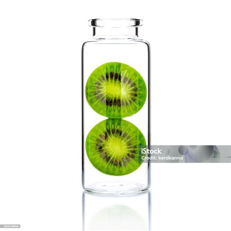 흰색 배경에 고립 된 유리 병에 키위 슬라이스와 홈 메이드 스킨 케어 각질제거에 대한 스톡 사진 및 기타 이미지 각질제거 건강관리와 의술 건강한 생활방식 Istock
